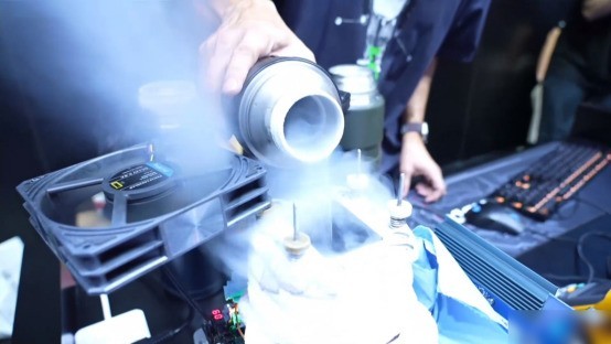 华硕显卡亮相2024ChinaJoy Tony大叔大秀液氮超频_AMD Ryzen 9 9950X_游戏硬件键鼠外设-中关村在线