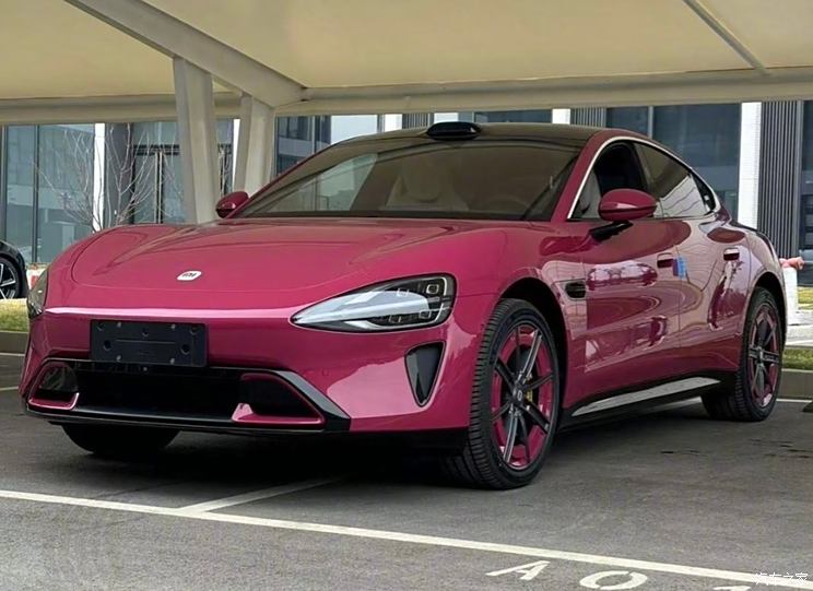 小米SU7实车璀璨洋红版曝光：9000元选配 定制装饰（全文）_小米汽车 小米SU7 2024款 830km 后驱超长续航高阶智驾Pro版_汽车新闻-中关村在线