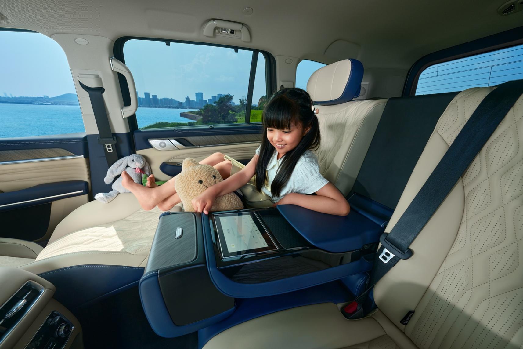 张雨绮亮相坦克展台 全新坦克500Hi4-T/Z智享版闪耀成都车展_坦克500新能源 2025款 Hi4-Z 一定红_汽车厂商动态-中关村在线