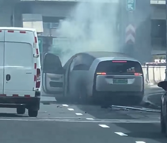 杭州高架理想MEGA车辆起火事故引关注_理想汽车 理想MEGA 2024款 Ultra_业界资讯-中关村在线