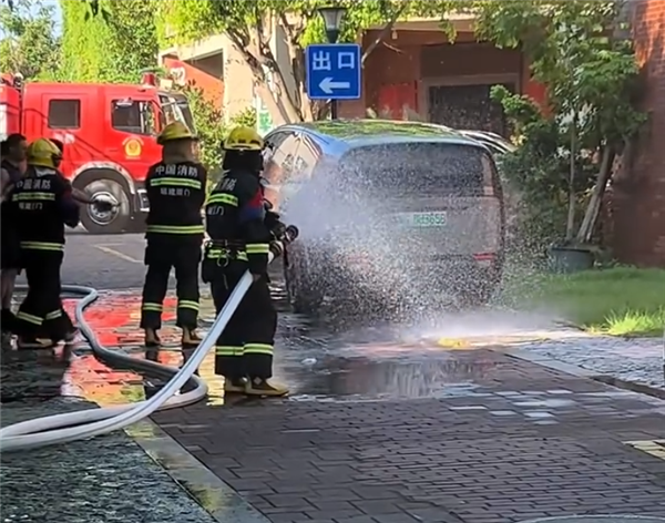 理想MEGA车内起火事件引发热议_理想汽车 理想MEGA 2024款 Ultra_汽车新闻-中关村在线