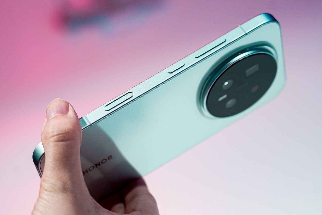 荣耀Magic8系列首批搭载第五代骁龙8至尊版 天青釉色外观曝光_业界资讯-中关村在线