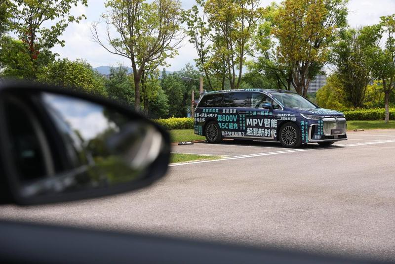 2026款岚图梦想家测试车曝光：真800V高压平台+5C超充技术引领高端市场_岚图汽车 岚图梦想家 2025款_汽车新闻-中关村在线