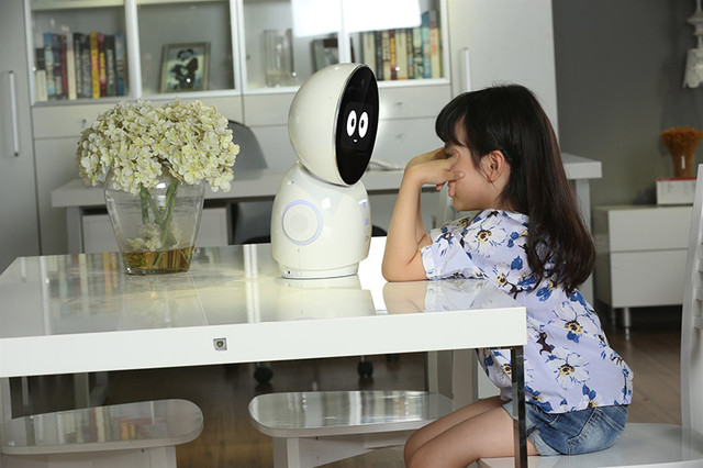 小忆机器人点亮新思路 人机共融才是正确方式_小忆 机器人_智能家居新闻-中关村在线