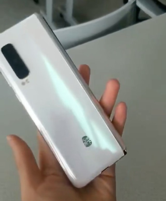 三星W20 5G真机上手曝光 外观与Galaxy Fold一致（全文）_三星 W20_产品资讯-中关村在线