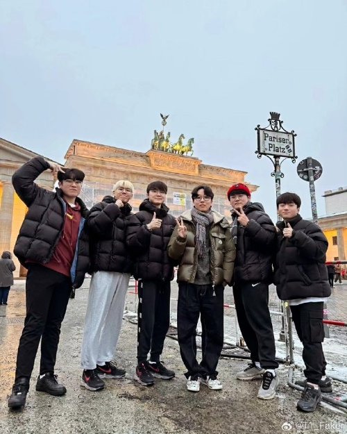 Faker晒T1队友合照：明年继续征战_业界资讯-中关村在线