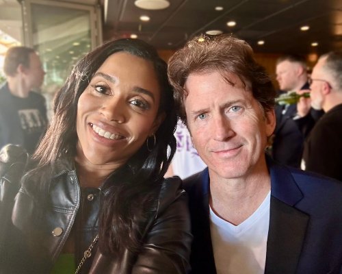 对镜头开心笑一笑：Xbox老大晒同陶德TGA典礼合影_业界资讯-中关村在线