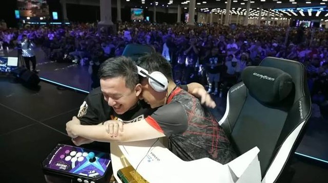 一年双冠，格斗之魂延续！中国选手小孩夺《拳皇》世界冠军_游戏硬件显卡-中关村在线