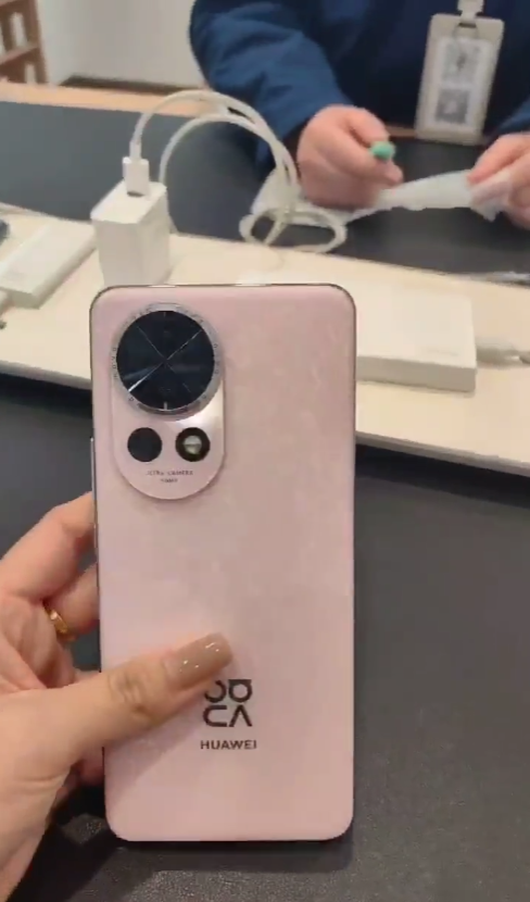 华为nova 12 Pro樱语粉真机曝光：采用四曲屏，支持卫星通信_华为 nova 20_业界资讯-中关村在线