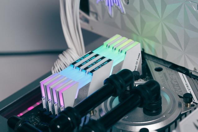 内存插满，RGB性能提升100%？_游戏硬件存储-中关村在线